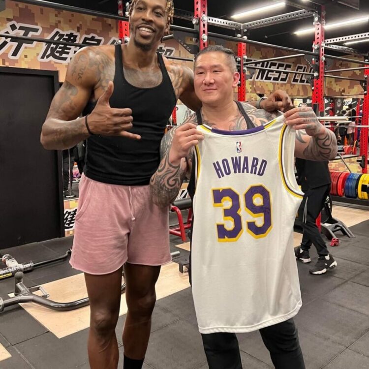 182公分館長合影霍華德！「最萌身高差」讓粉絲看呆：好嬌小 | 蕃新聞