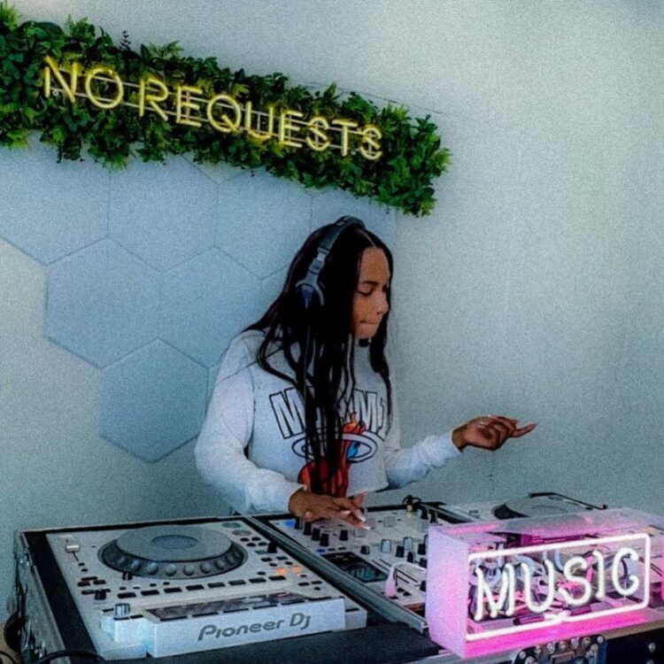 女大生下海當女優！爸看片才發現淚崩求她回家 | 蕃新聞